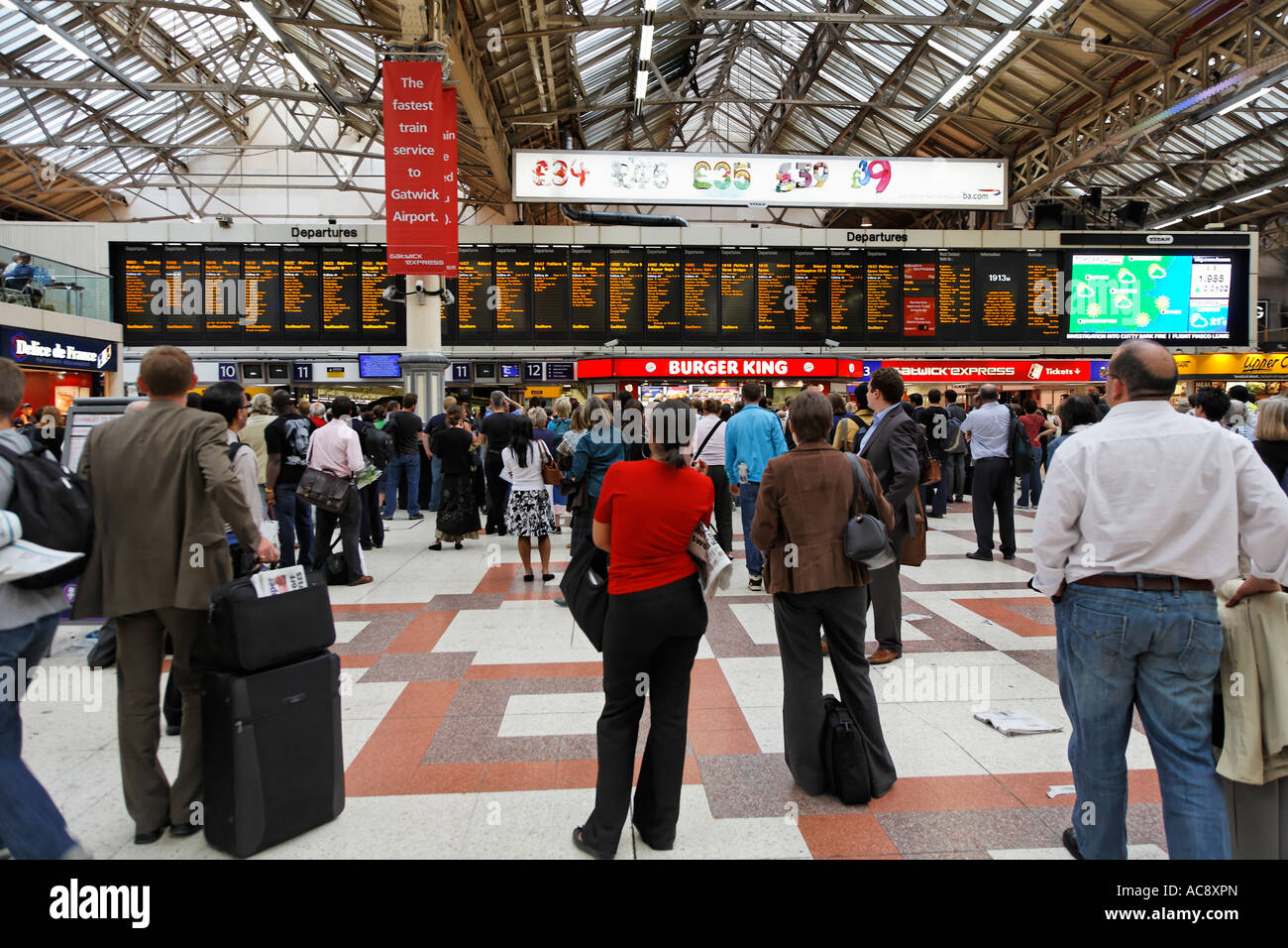 Victoria station platform hi-res stock photography and images - Alamy