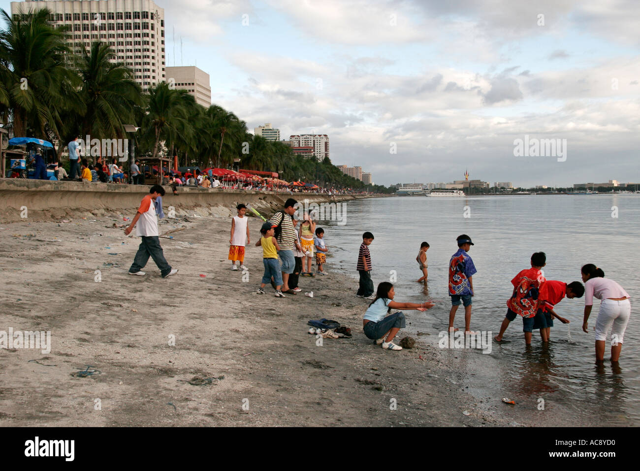 Manila pedestrians hi-res stock photography and images - Alamy