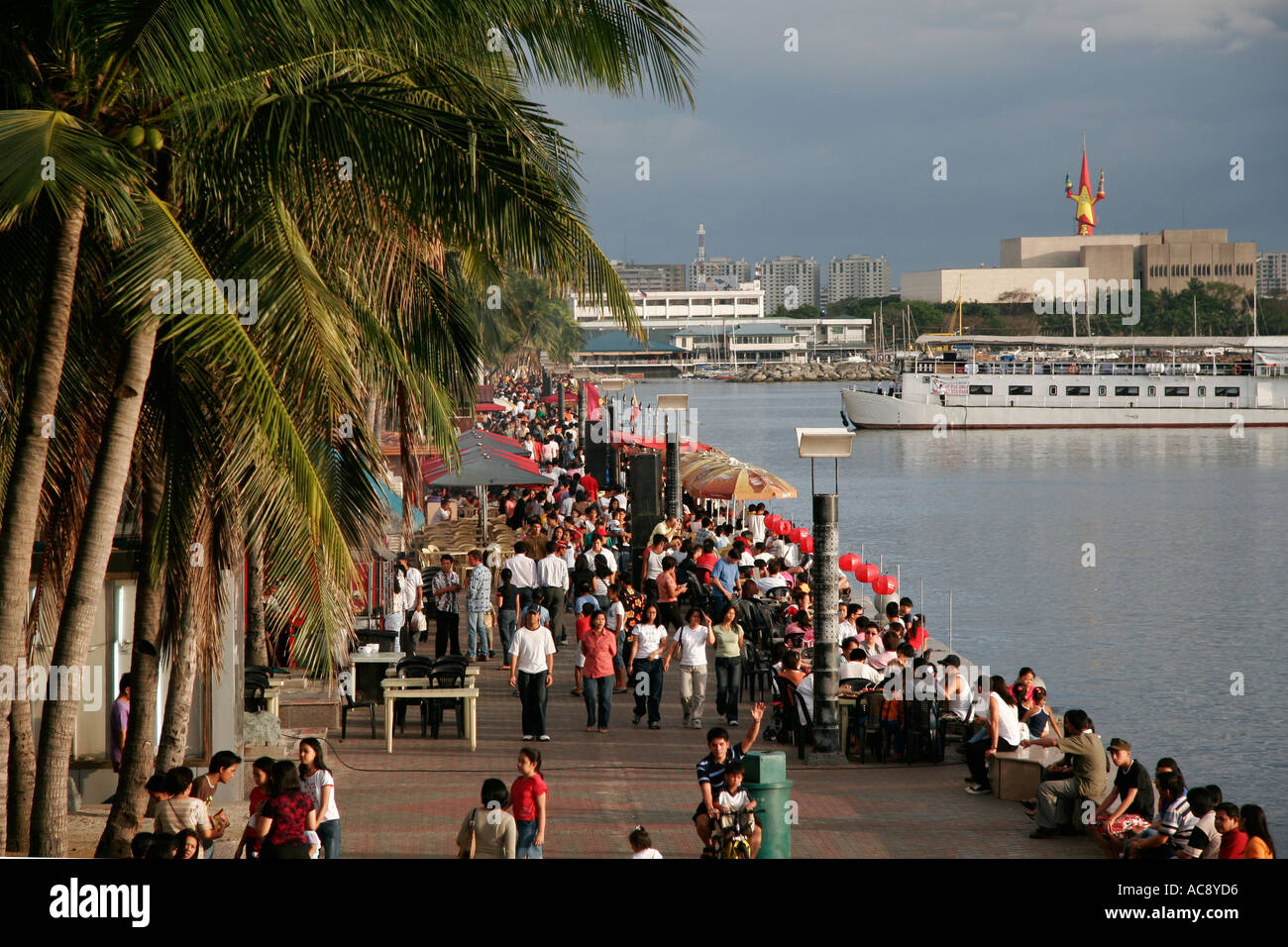 Crowds at Bay Walk, Manila Bay, Philippines Stock Photo - Alamy