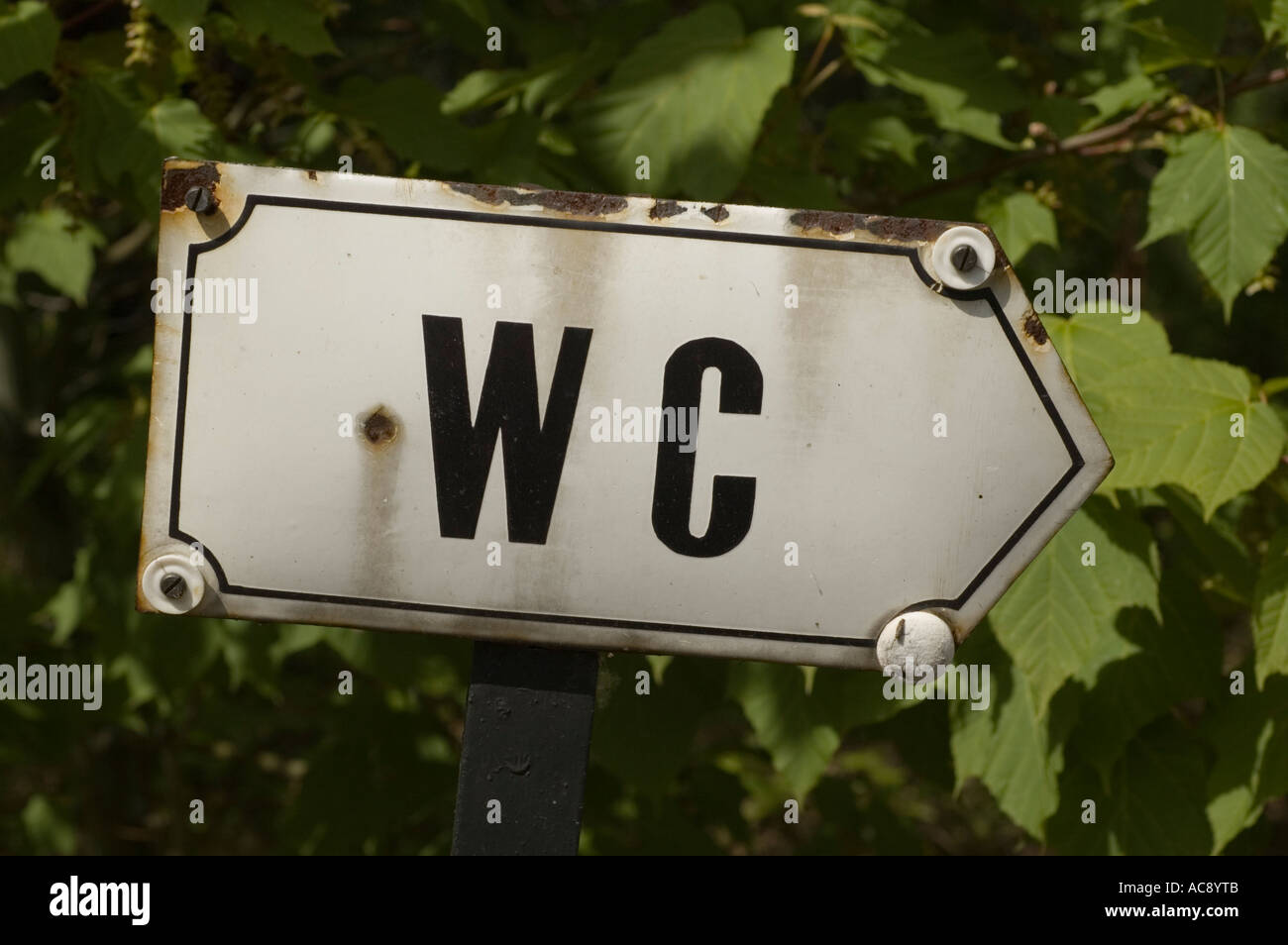 WC toilet arrow sign Stock Photo - Alamy