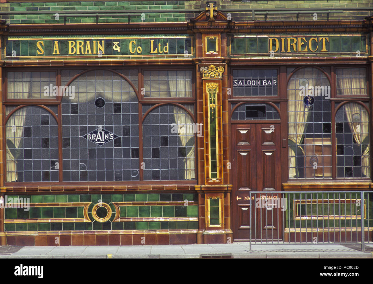 Golden cross cardiff hi-res stock photography and images - Alamy