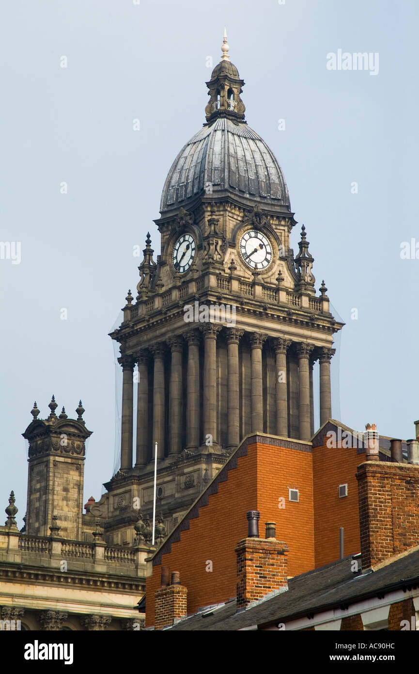 dh City Centre LEEDS WEST YORKSHIRE Headrow Town Hall clock tower Stock ...