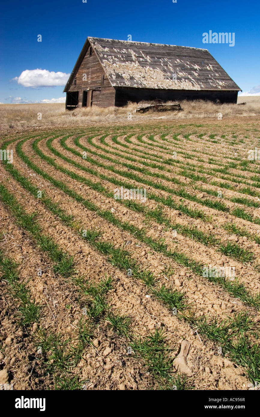 Old barn along highway hi-res stock photography and images - Alamy