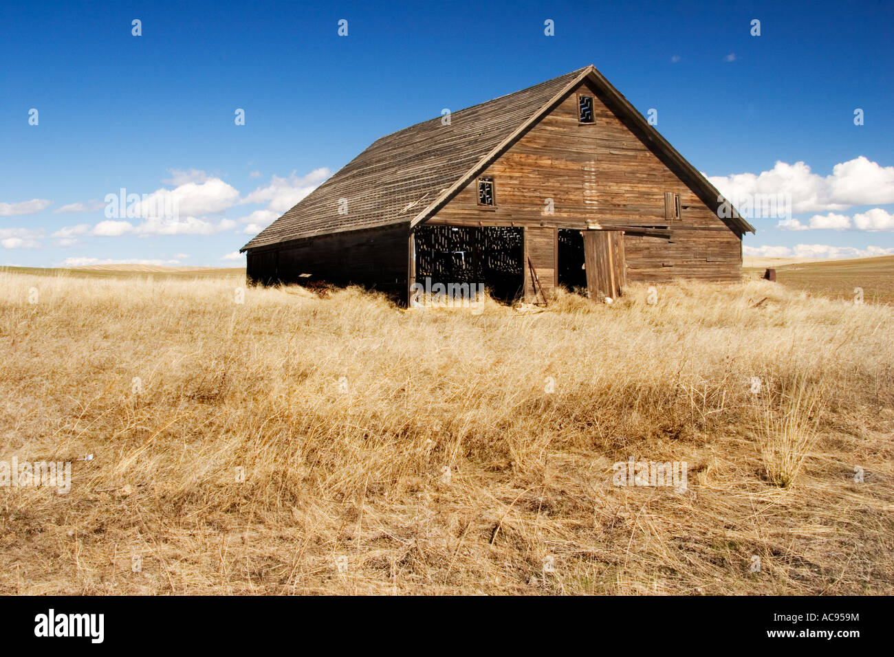 Old barn along highway hi-res stock photography and images - Alamy