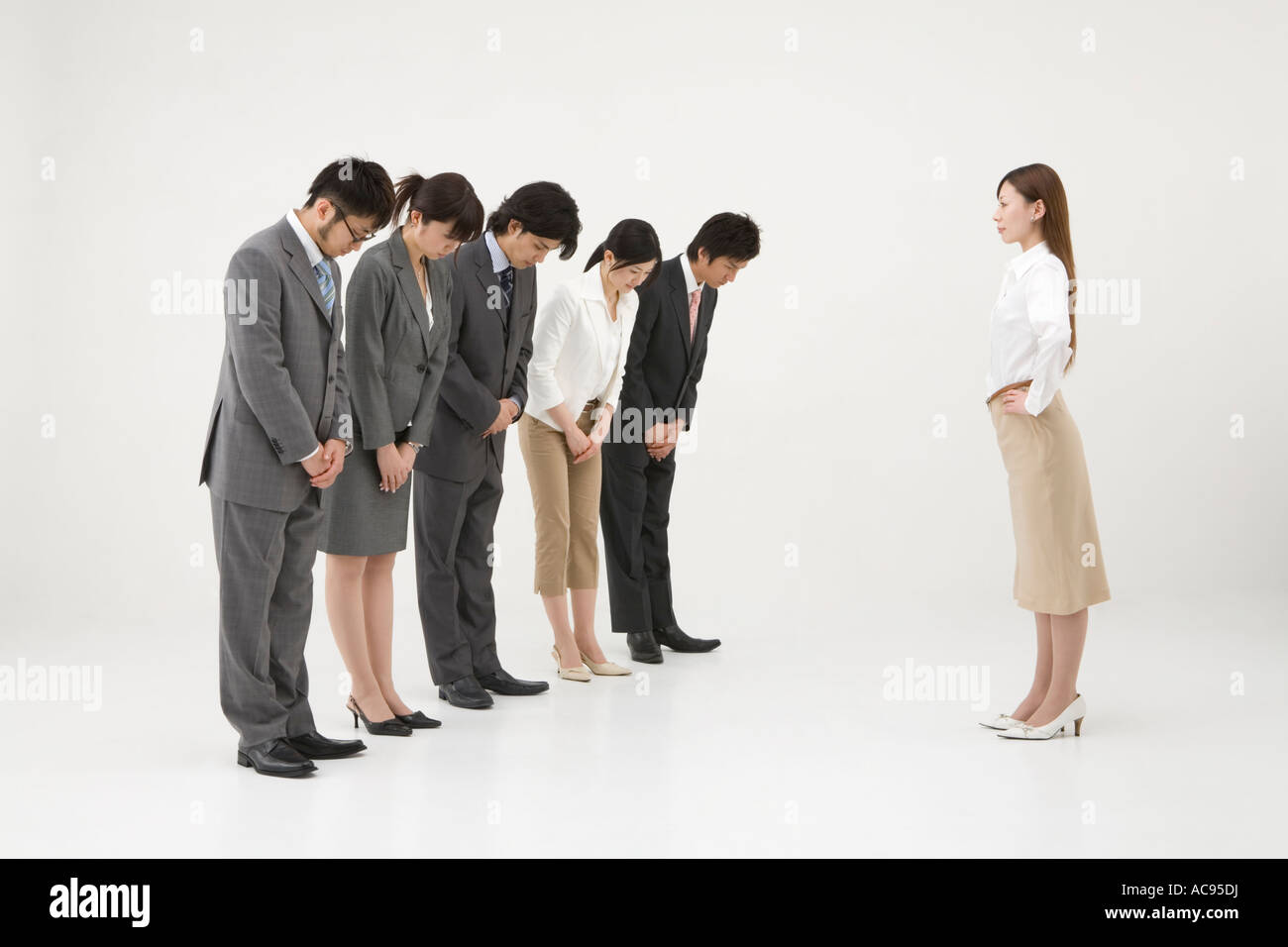 Japanese people bowing hi-res stock photography and images - Alamy