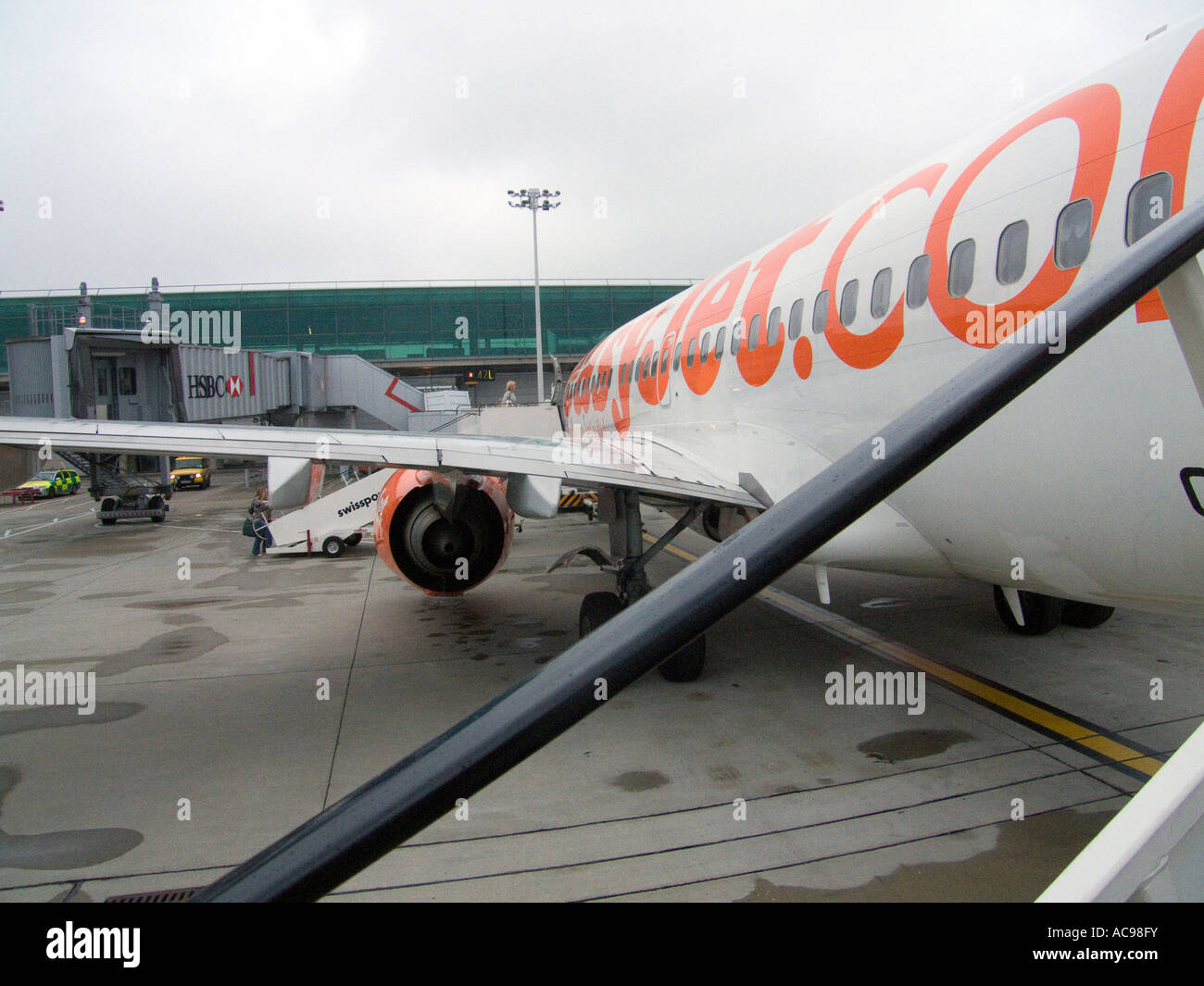 Easyjet economy boarding flight runway hi-res stock photography and ...