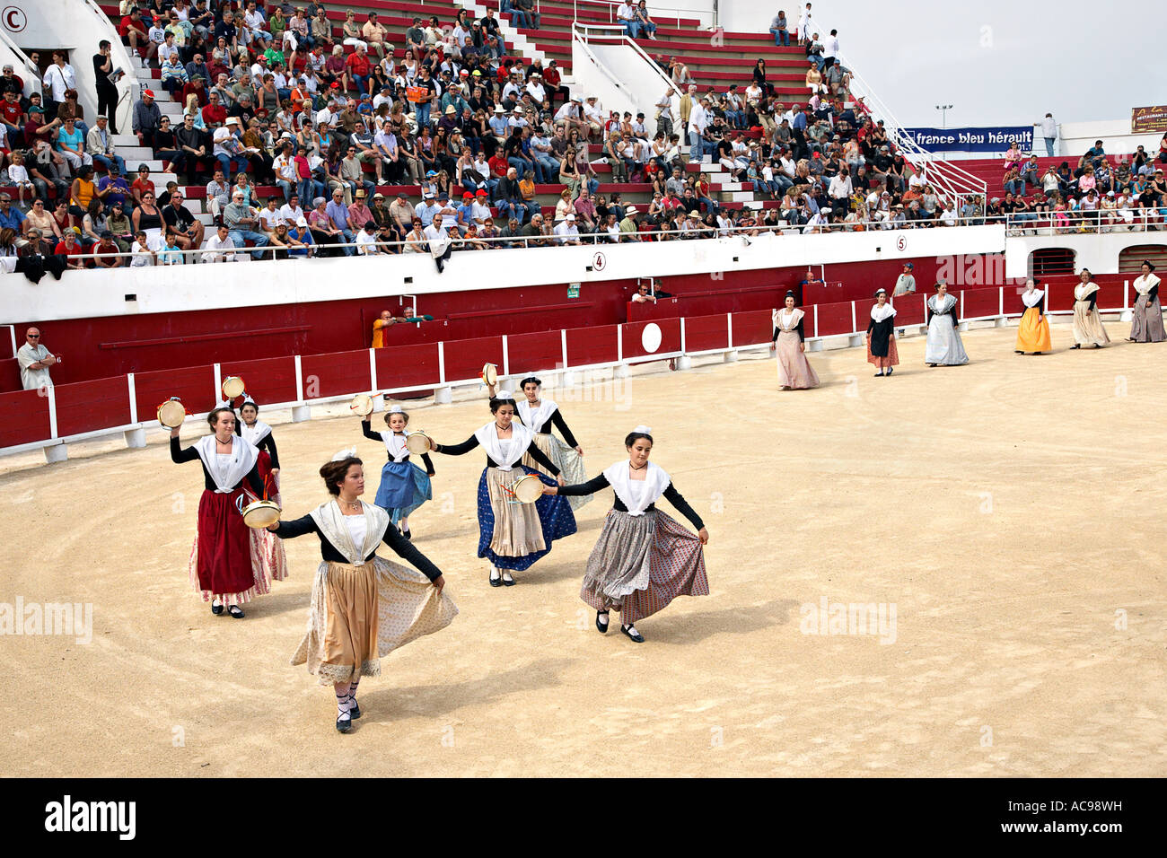Provence traditional dance hi-res stock photography and images - Alamy