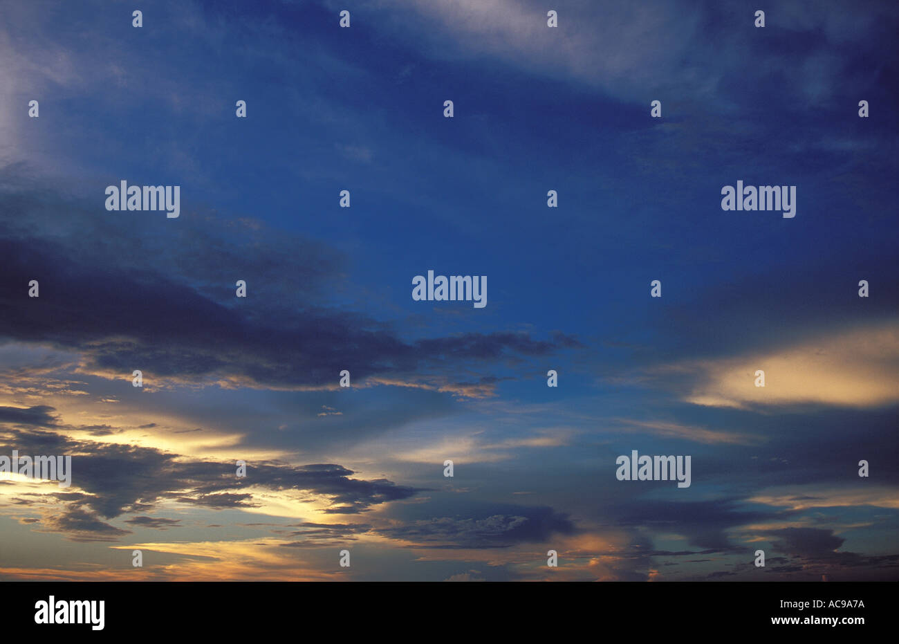 Dusk and sky hi-res stock photography and images - Alamy