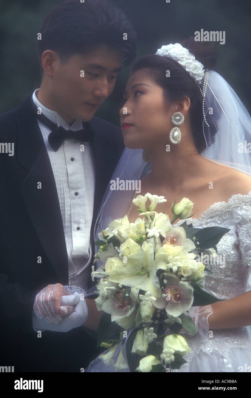 Korean bride hi-res stock photography and images - Alamy