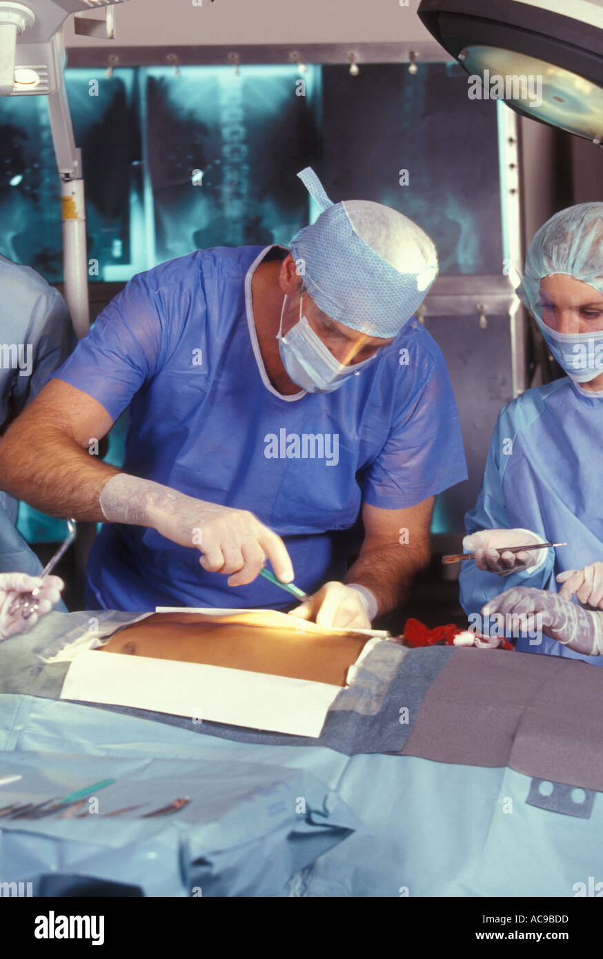 Surgeon making incision hi-res stock photography and images - Alamy
