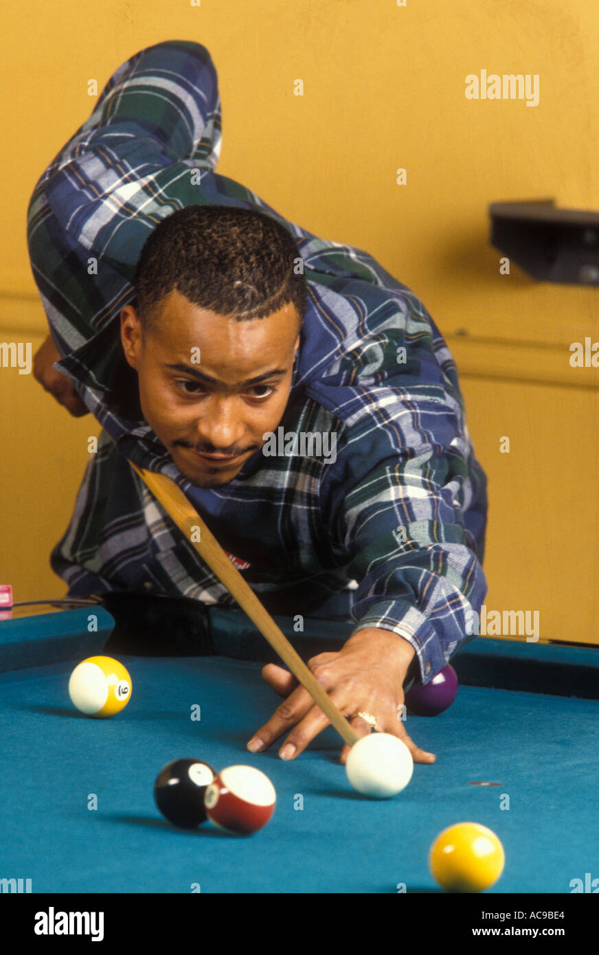 Man holding pool cue hi-res stock photography and images - Alamy