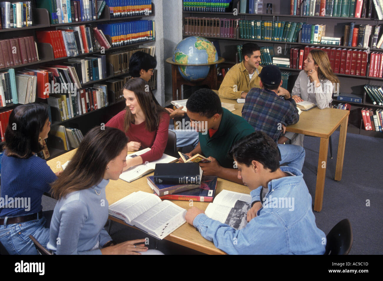 Teens studying library hi-res stock photography and images - Alamy
