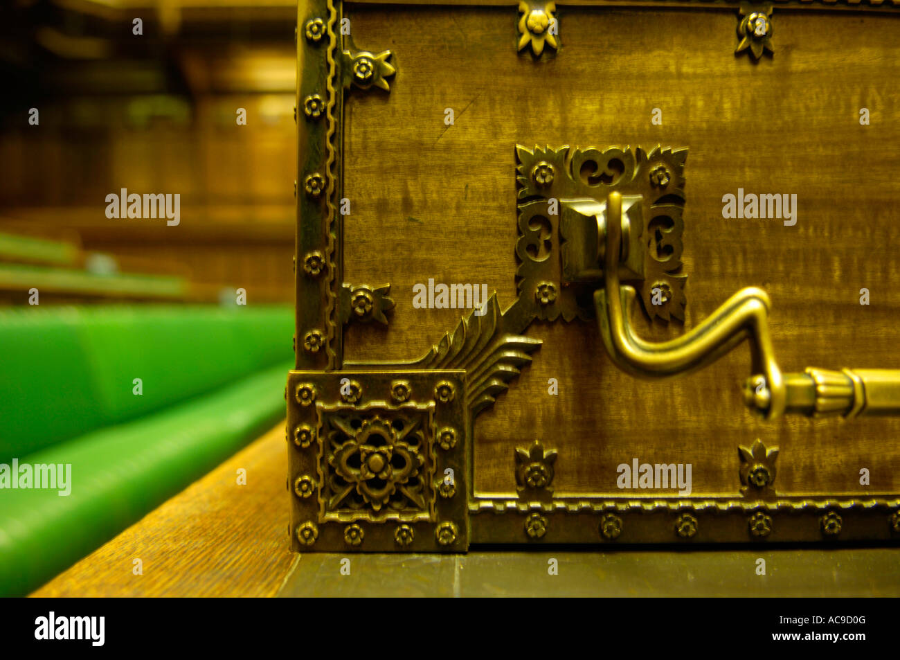 green benches leather the palace of westminster house of commons london ...