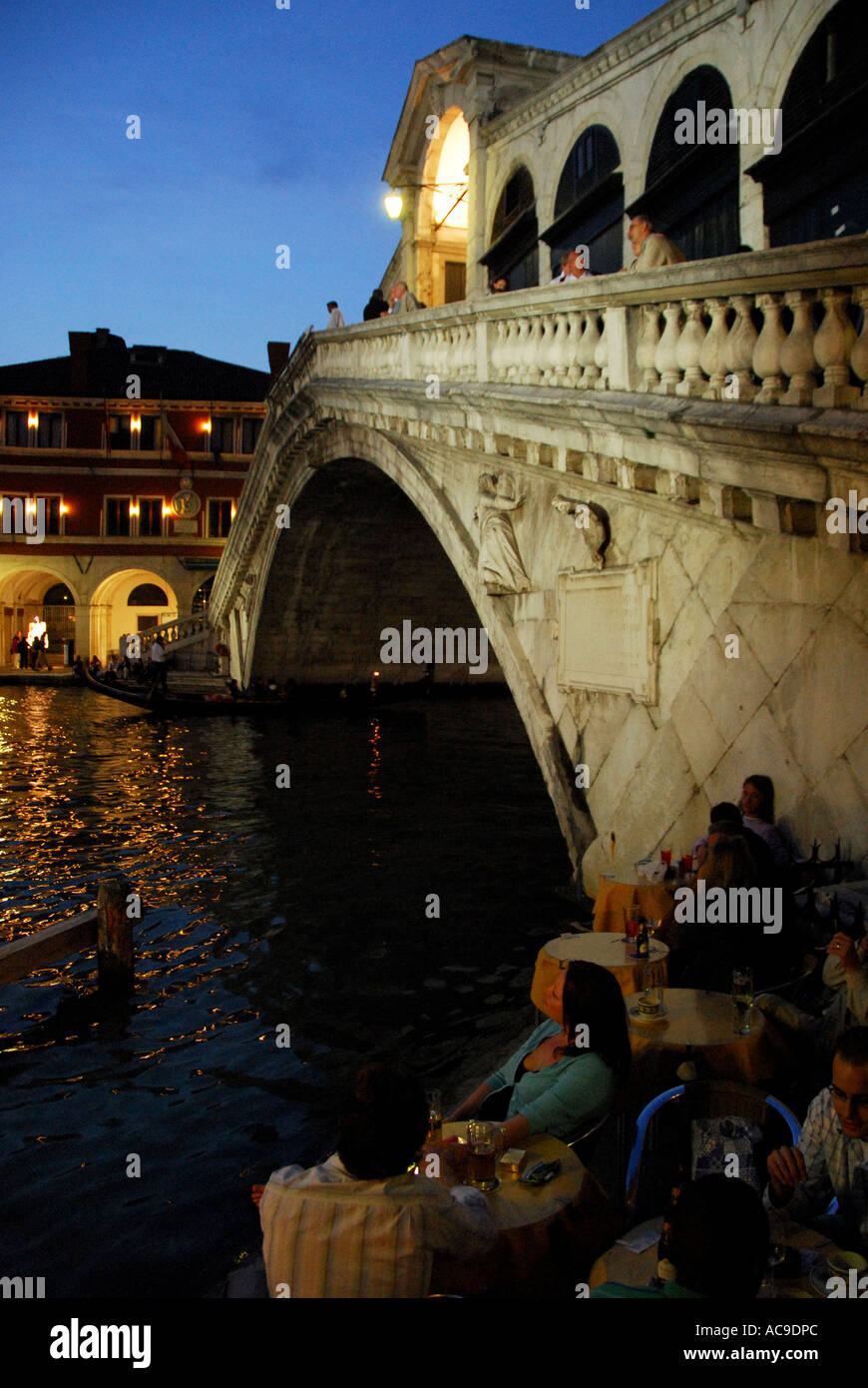 Rialto bridge at night Venice Italy Stock Photo - Alamy