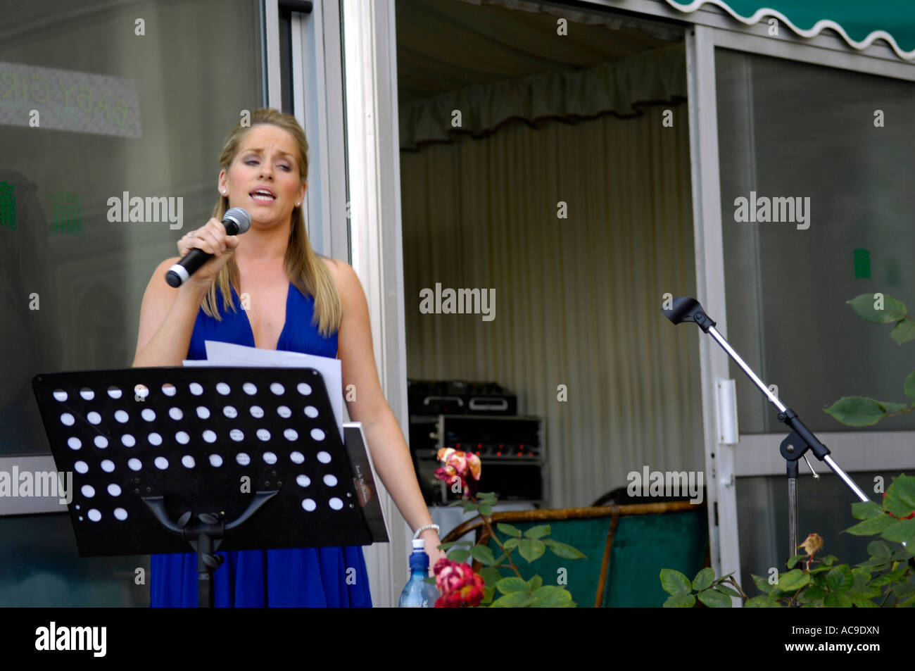 blonde woman singer performer Stock Photo - Alamy