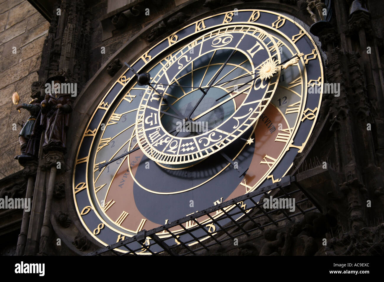 Mechanical statues hi-res stock photography and images - Alamy
