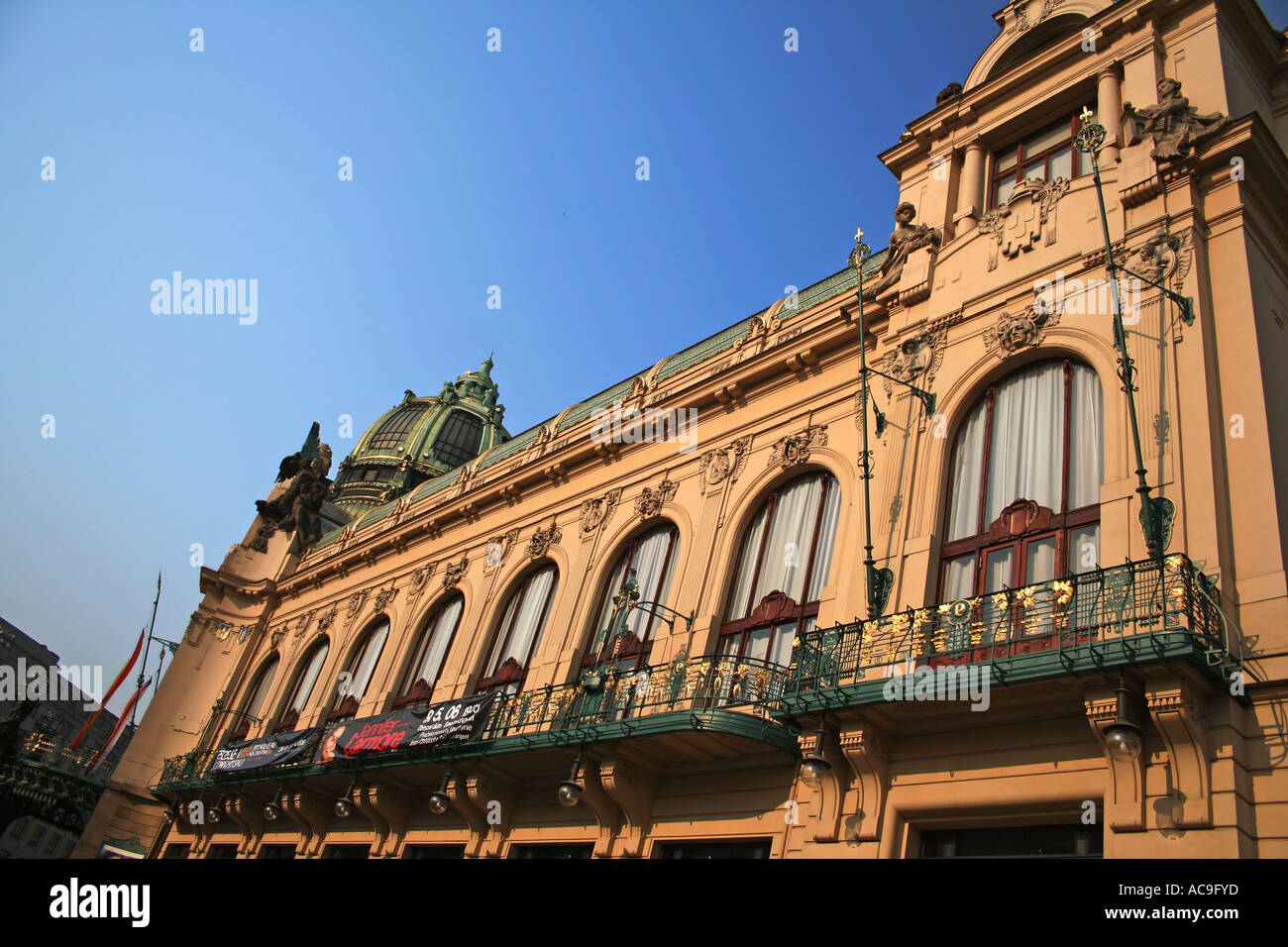 Praga obecni dum hi-res stock photography and images - Alamy