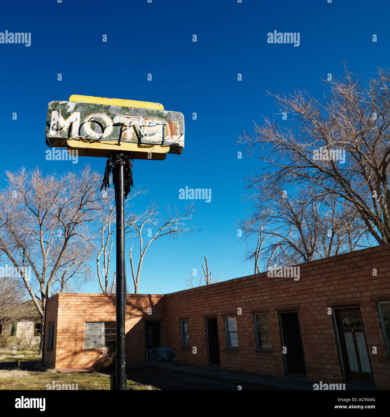 Rundown motel building with blue sky in background Stock Photo - Alamy