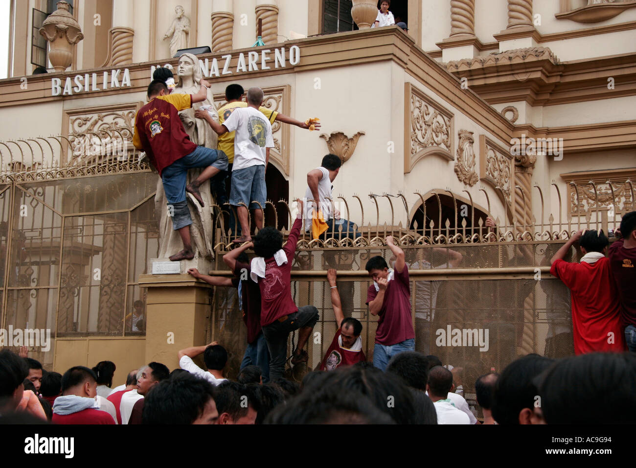 Crowds at the gate of Church of Black Nazarene, Quiapo, Manila ...