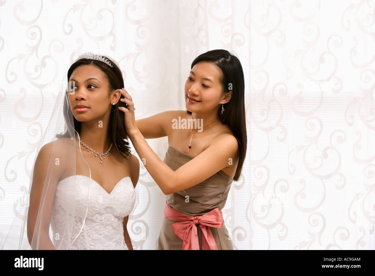 Chinese bridesmaid hi-res stock photography and images - Alamy