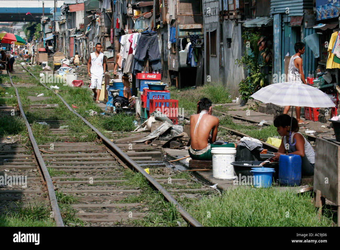 Squatters along the railway tracks in Manila Stock Photo - Alamy