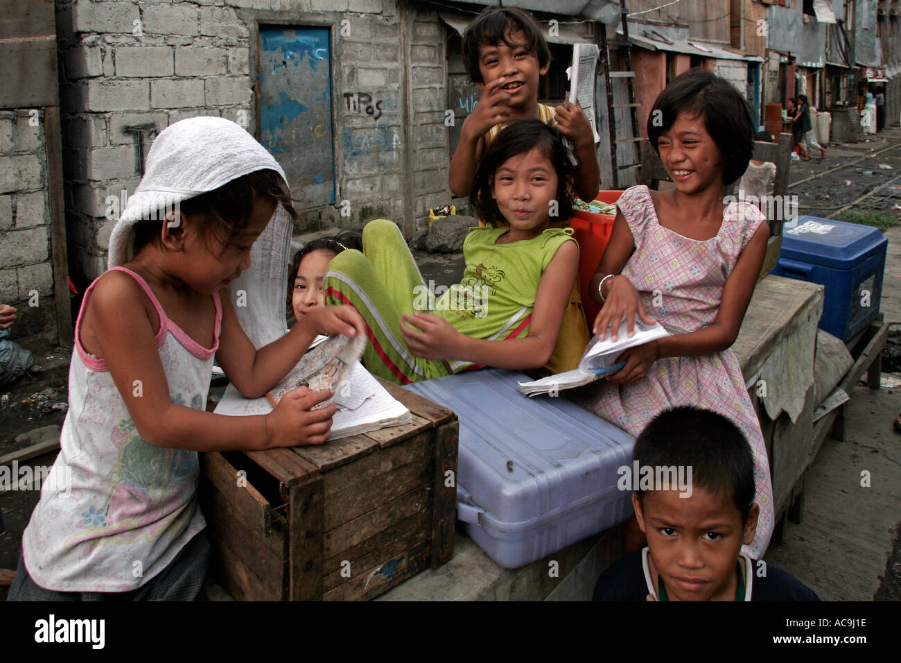 Group of kids in Manila slum Stock Photo - Alamy Group of kids in Manila slum Stock Photo - Alamy