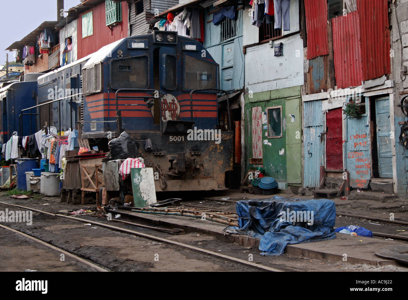 Train coming through the slums in Manila Stock Photo - Alamy