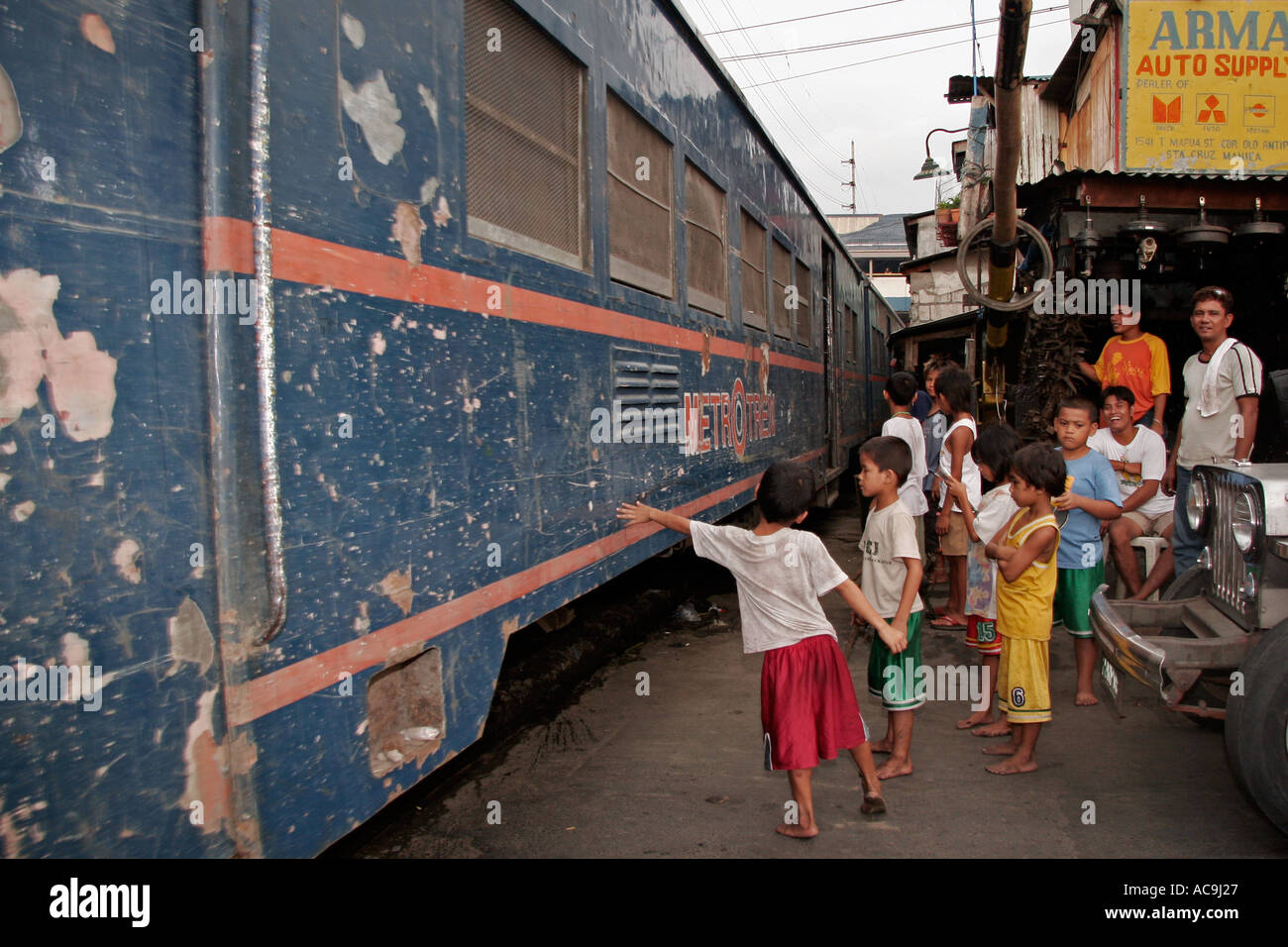 Train coming through the slums in Manila Stock Photo - Alamy