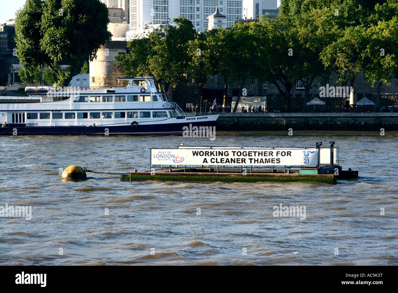 Cleaning the river thames hi-res stock photography and images - Alamy