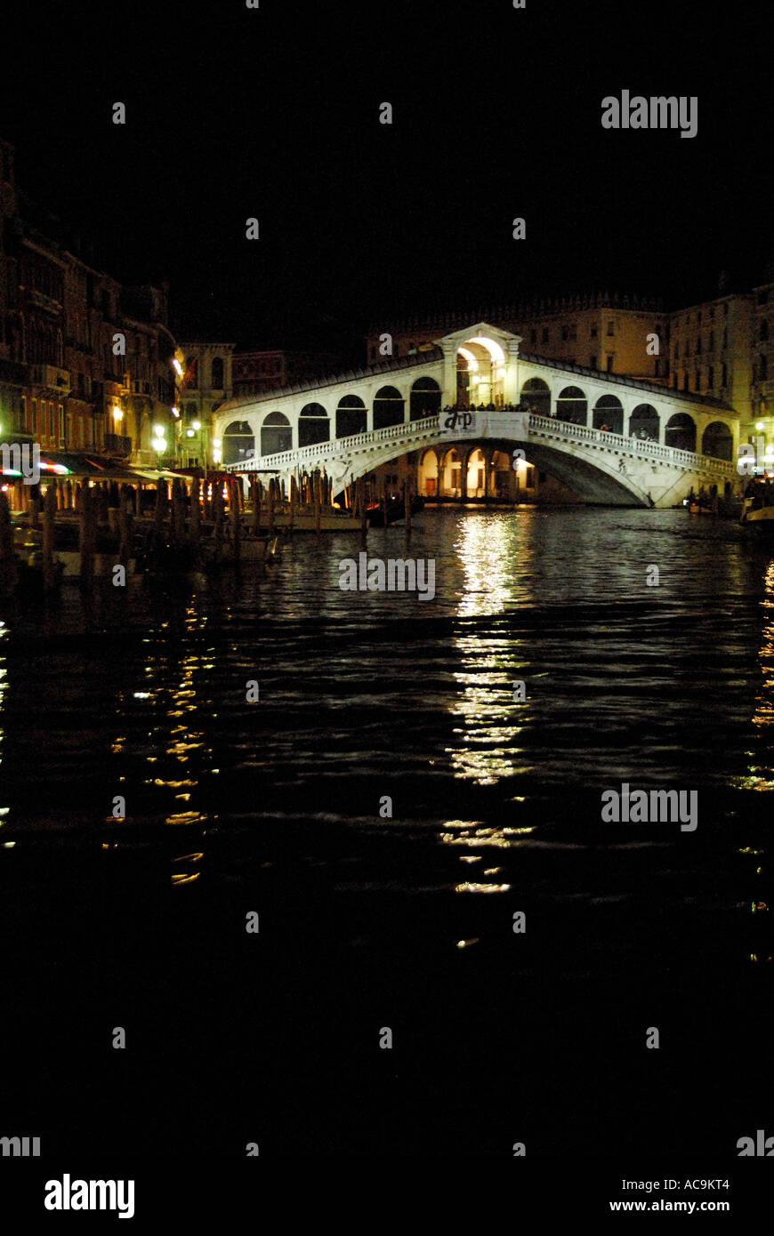 Rialto bridge at night Venice Italy Stock Photo - Alamy