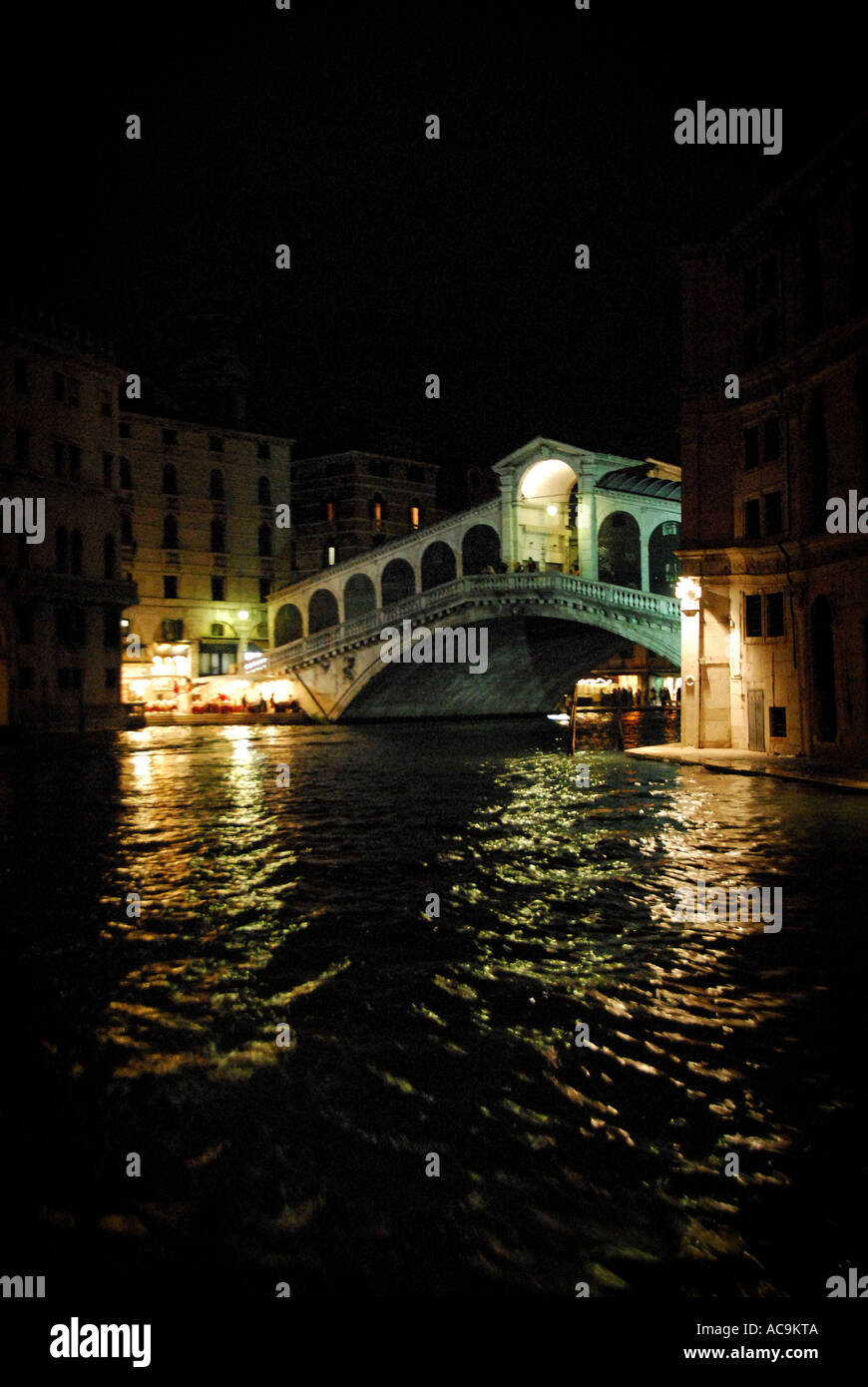 Rialto bridge at night Venice Italy Stock Photo - Alamy