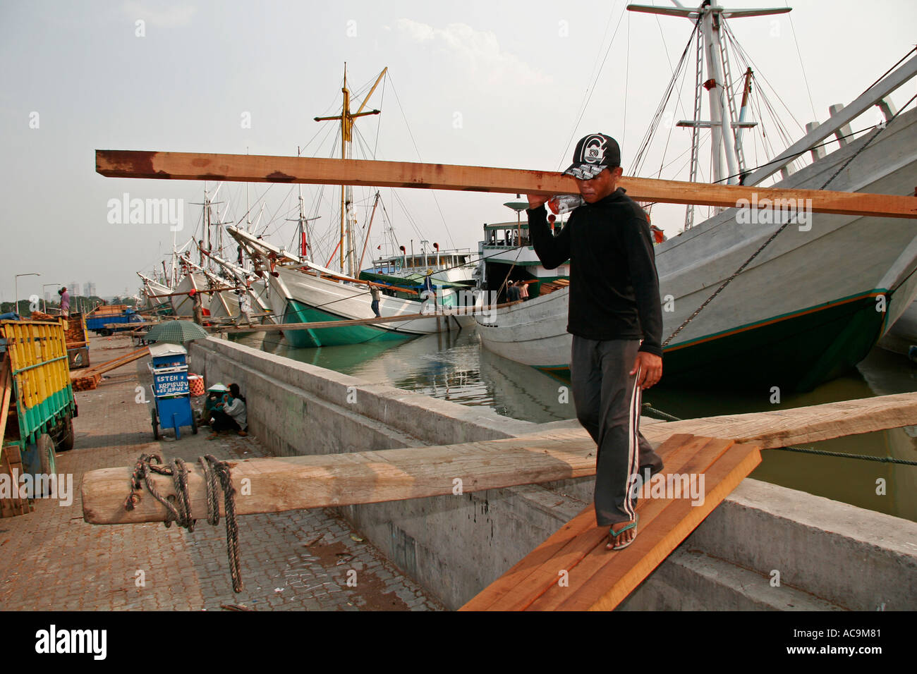 Jakarta harbour dock worker hi-res stock photography and images - Alamy