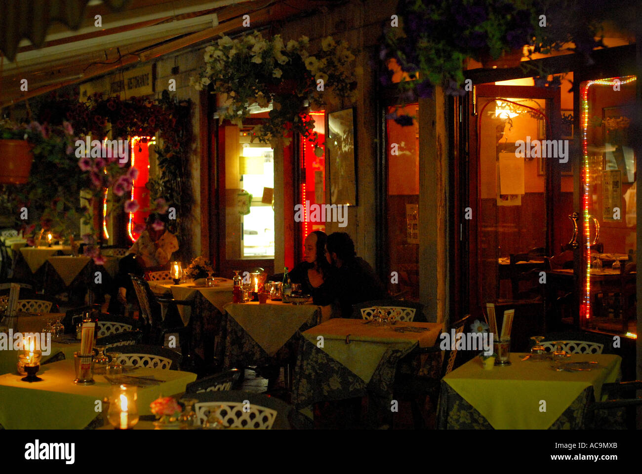 Cafe nighttime in venice italy hi-res stock photography and images - Alamy
