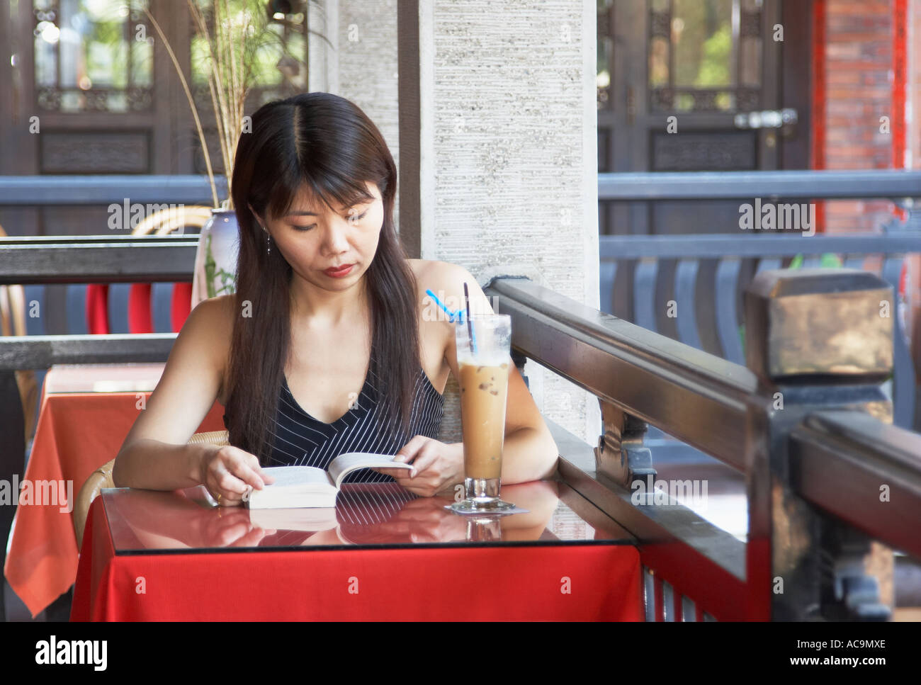 Woman book reading page 1 hi-res stock photography and images - Alamy