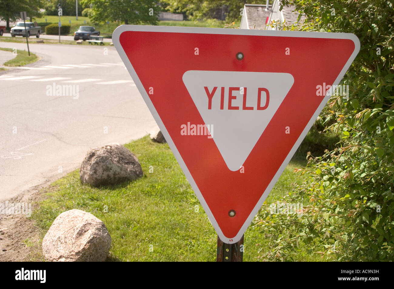 Traffic sign yield hi-res stock photography and images - Alamy