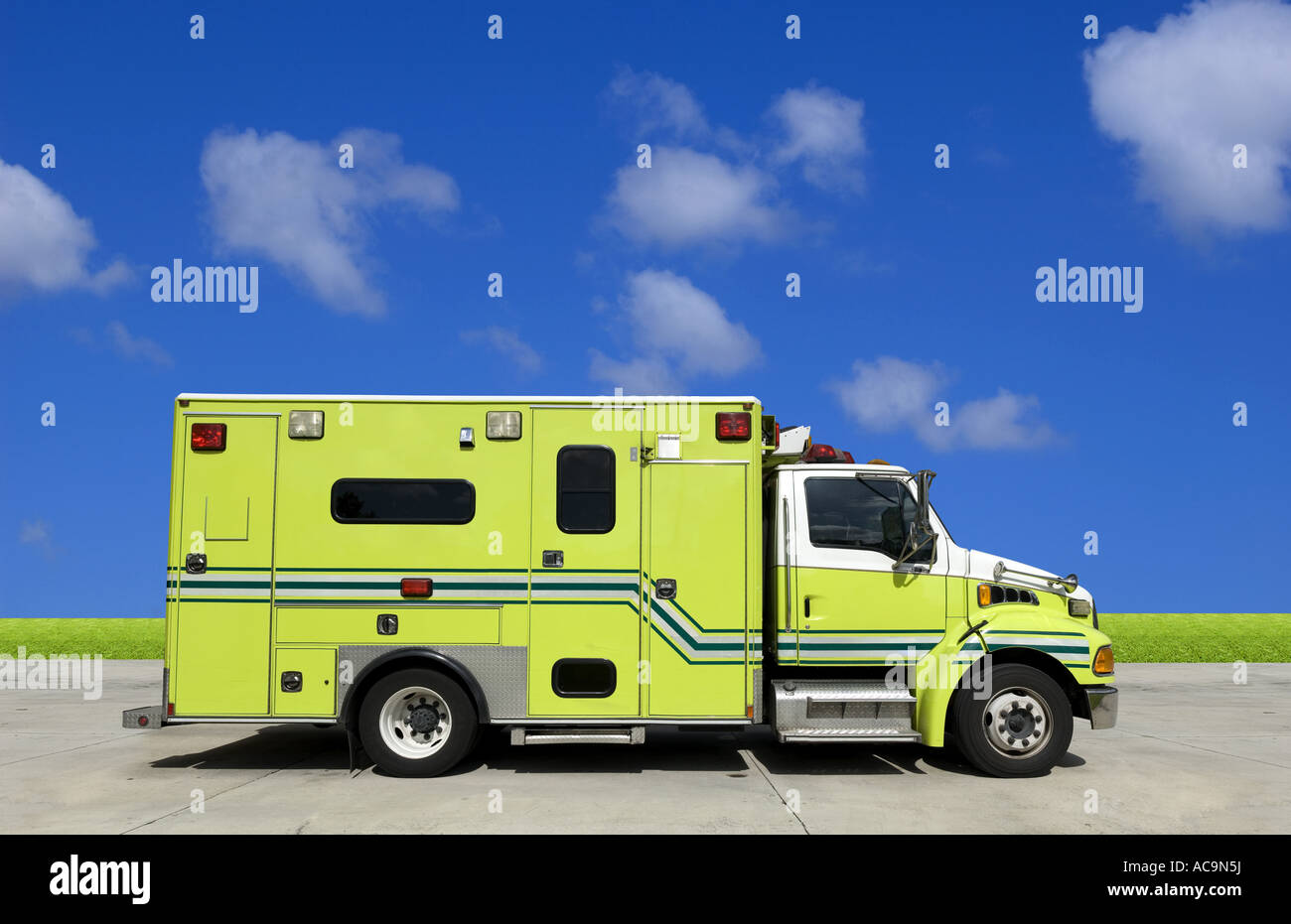 Ambulance Fast Response Vehicle High Resolution Stock Photography and ...