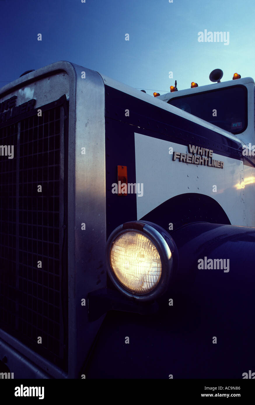 Eighteen Wheeler Stock Photos & Eighteen Wheeler Stock Images - Alamy