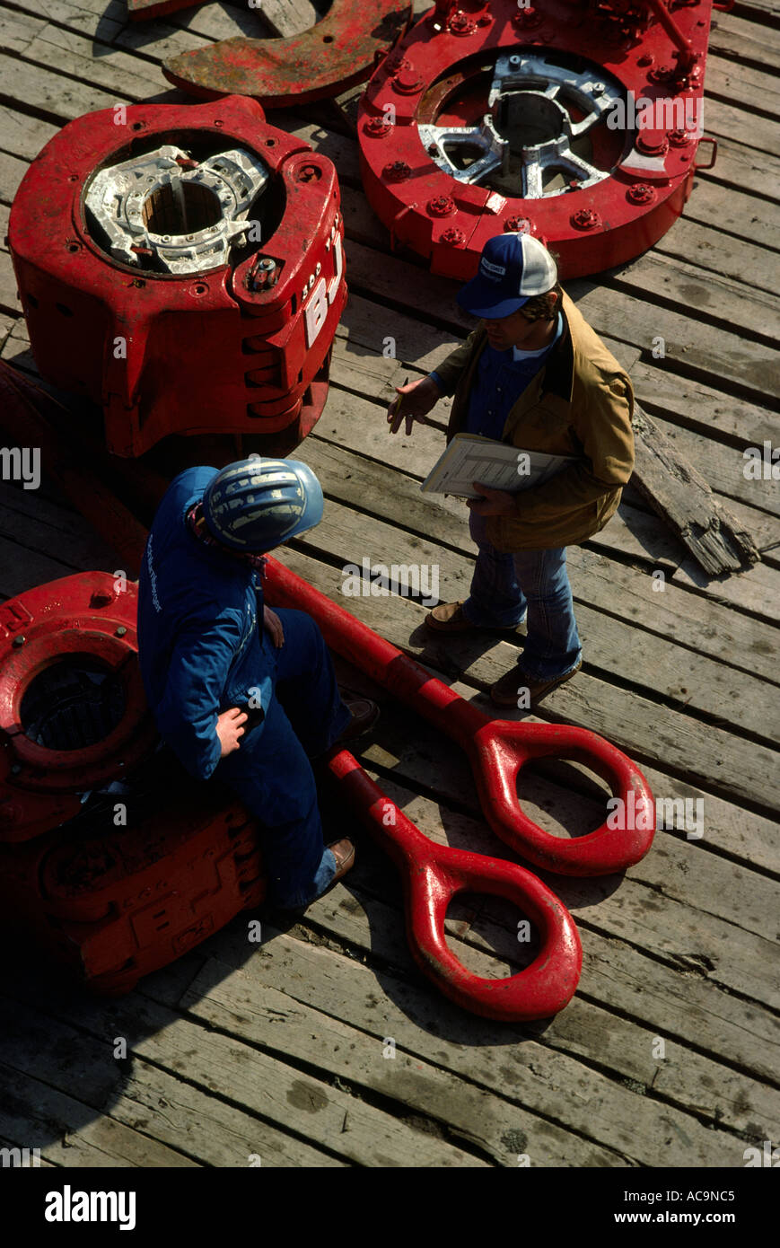 Oil rig and men hi-res stock photography and images - Alamy