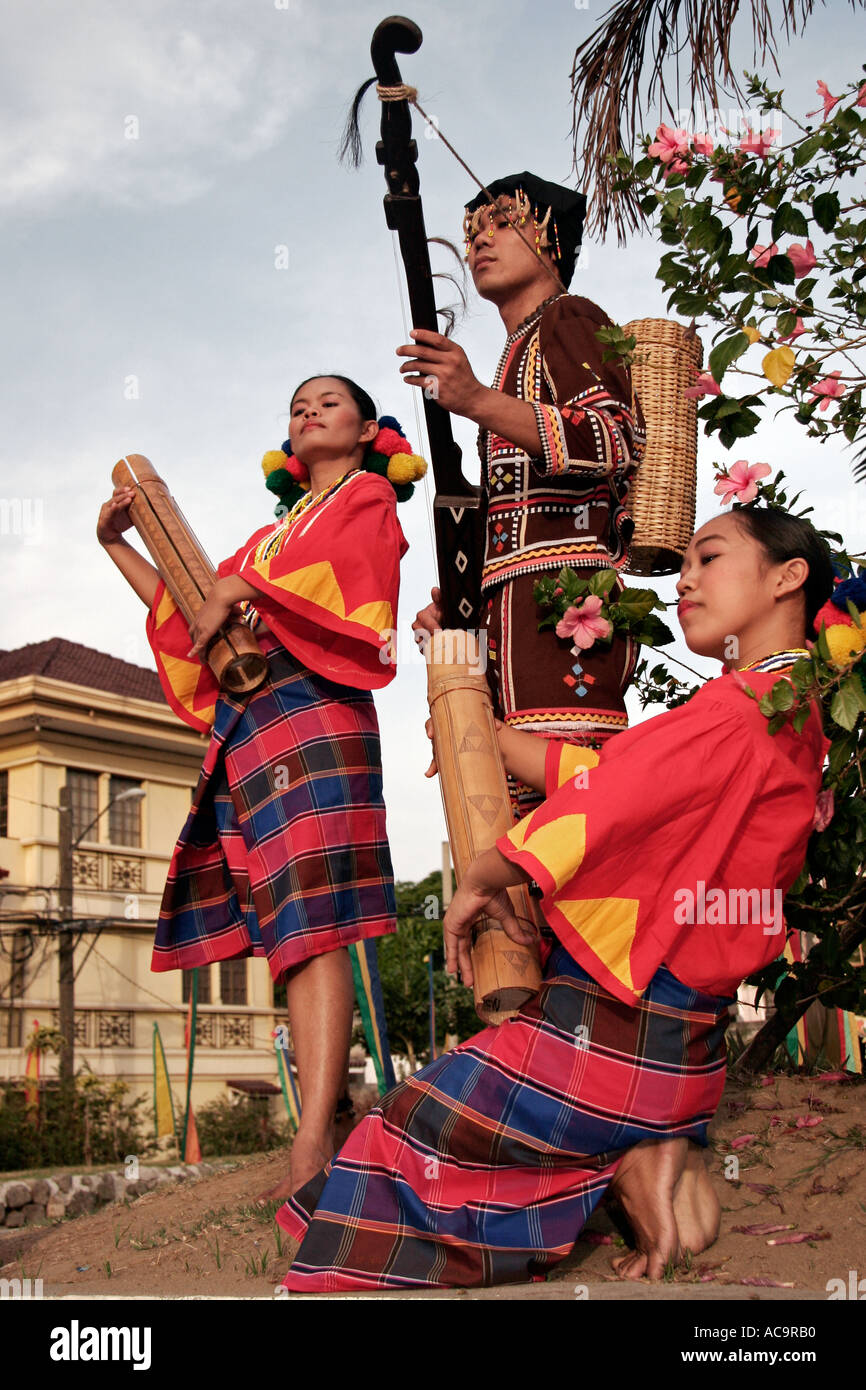 Traditional dancers from Southern Philippines Stock Photo - Alamy