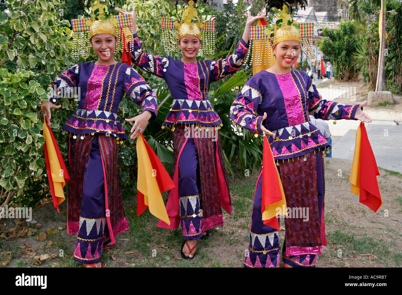 Traditional dancers from Southern Philippines Stock Photo - Alamy