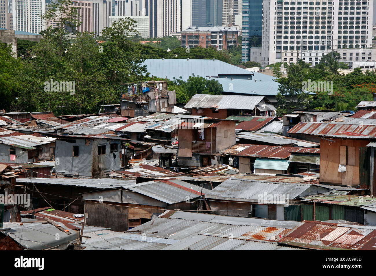 Manila skyline and squatter camp Gudalupe Stock Photo - Alamy