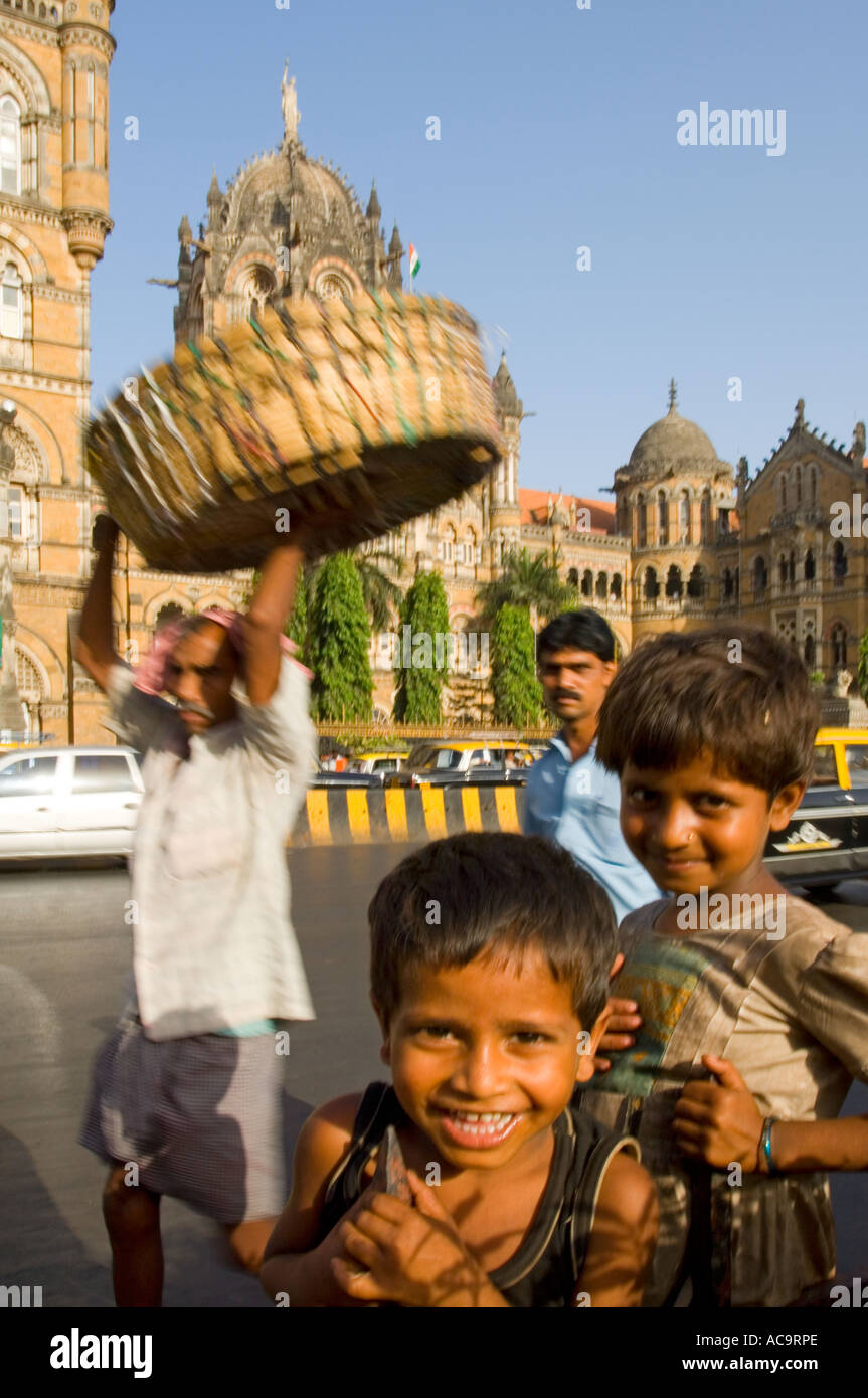 Street kids in mumbai hi-res stock photography and images - Alamy