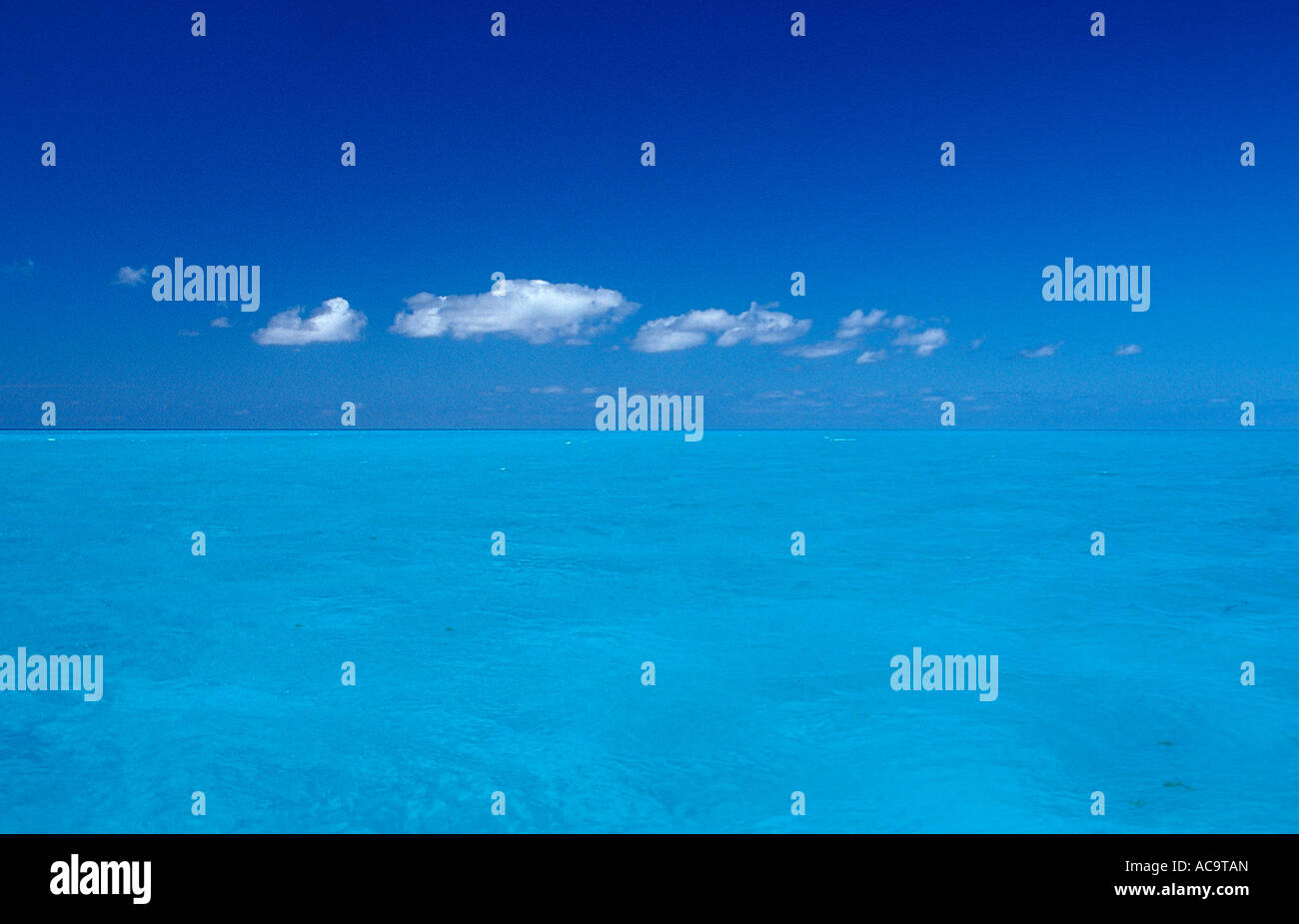 Turquoise blue sea Bahamas Atlantic Ocean Stock Photo - Alamy