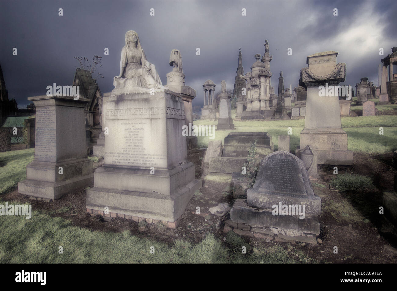 Moonlit graveyard hi-res stock photography and images - Alamy