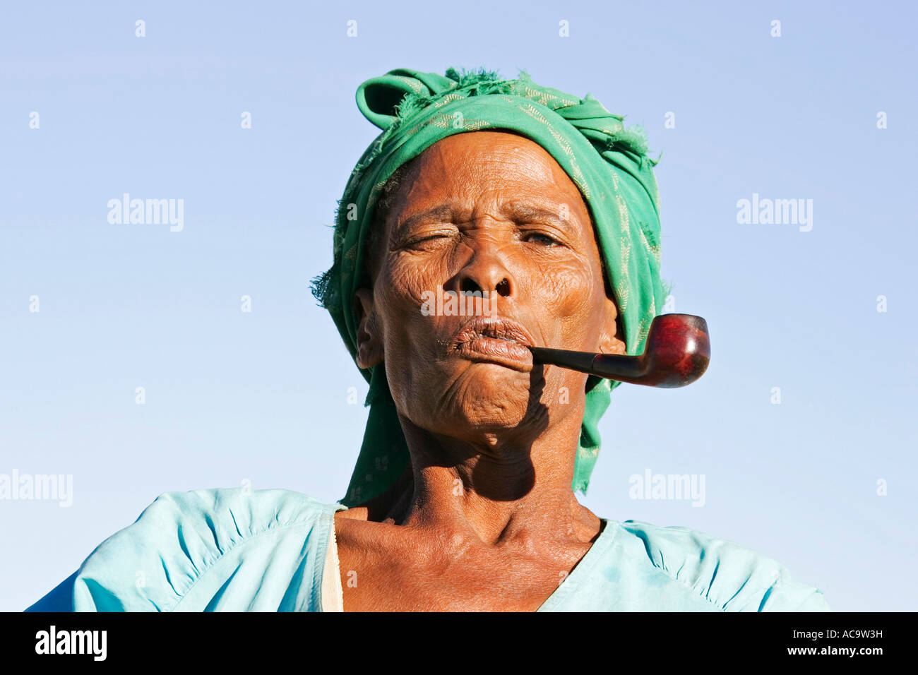 African tribe women smoking pipe hi-res stock photography and images ...