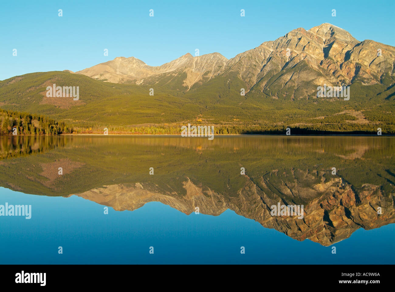 Pyramid lake with pyramid mountain near jasper hi-res stock photography ...