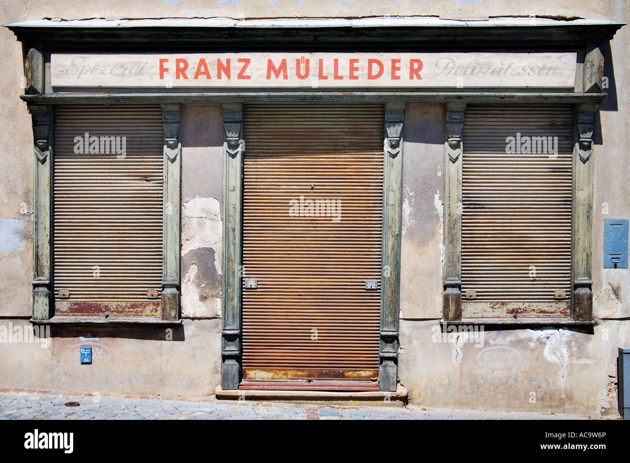 Closed shutter shop hi-res stock photography and images - Alamy