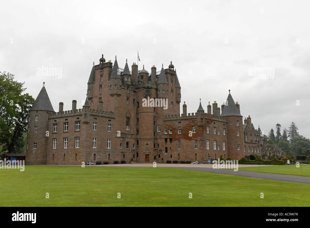 Glamis castle garden hi-res stock photography and images - Alamy