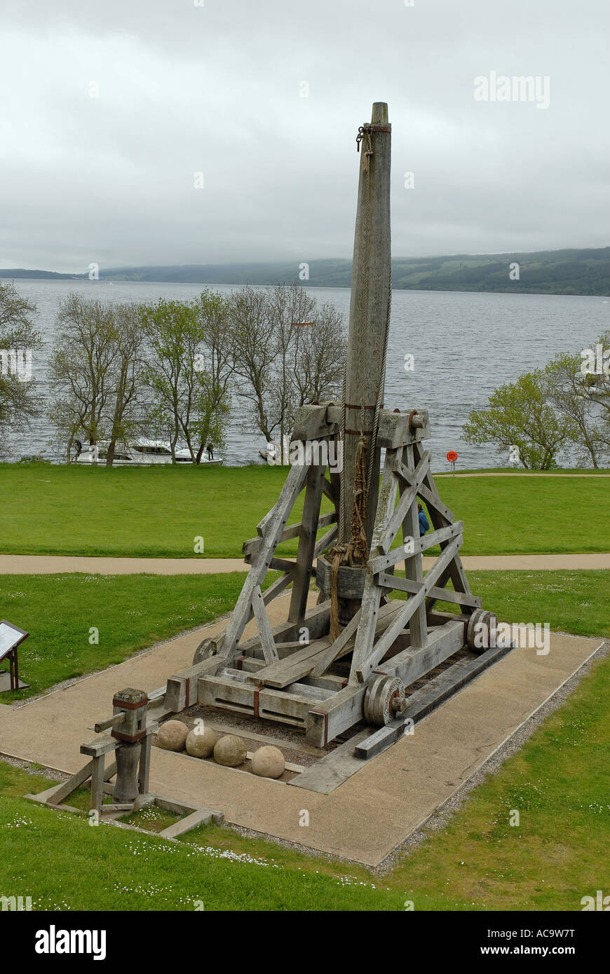 Trebuchet at urquhart castle hi-res stock photography and images - Alamy