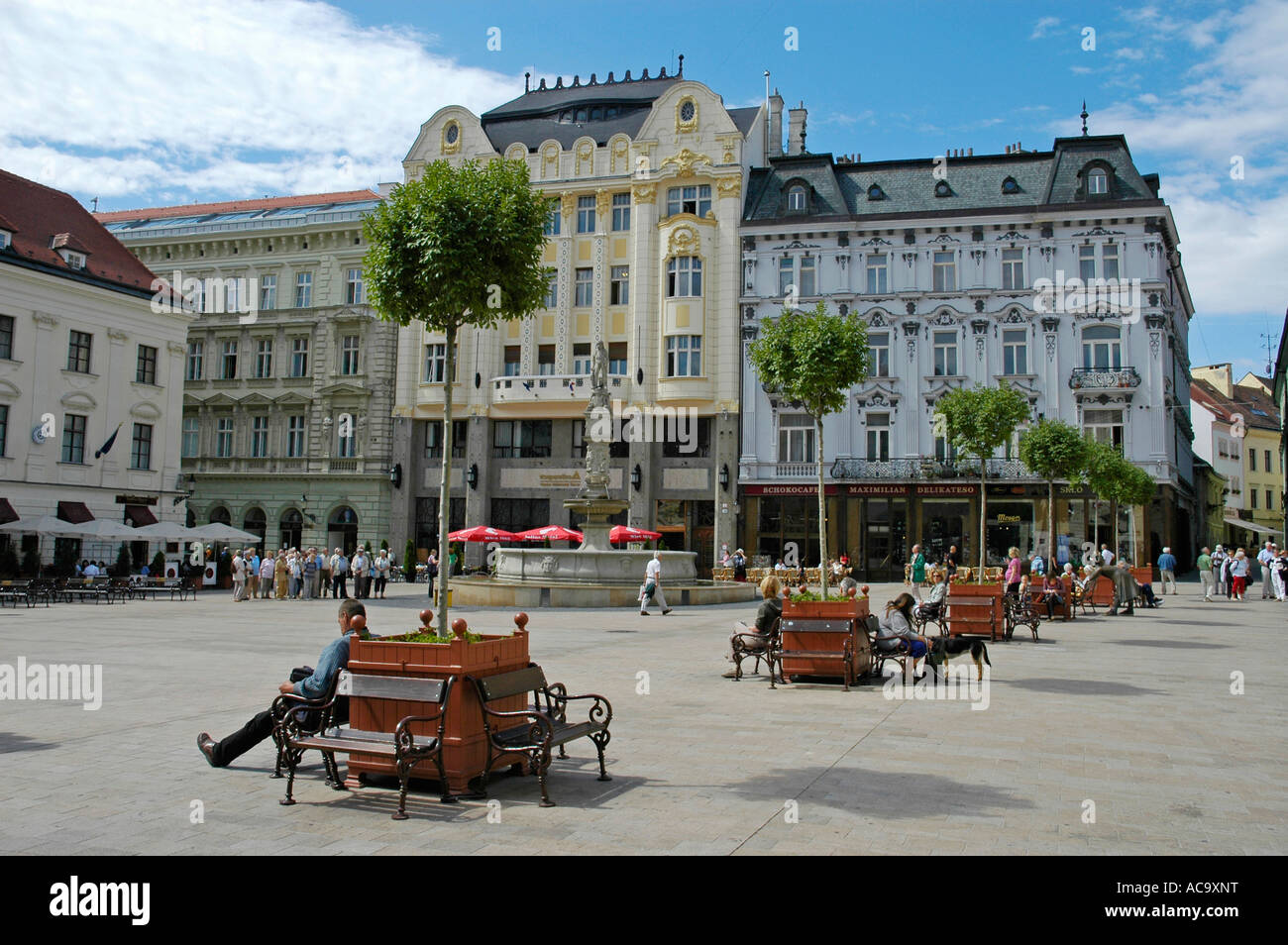 Main square, Hlavné námestie with Roland Fountain, Bratislava, Slovakia ...